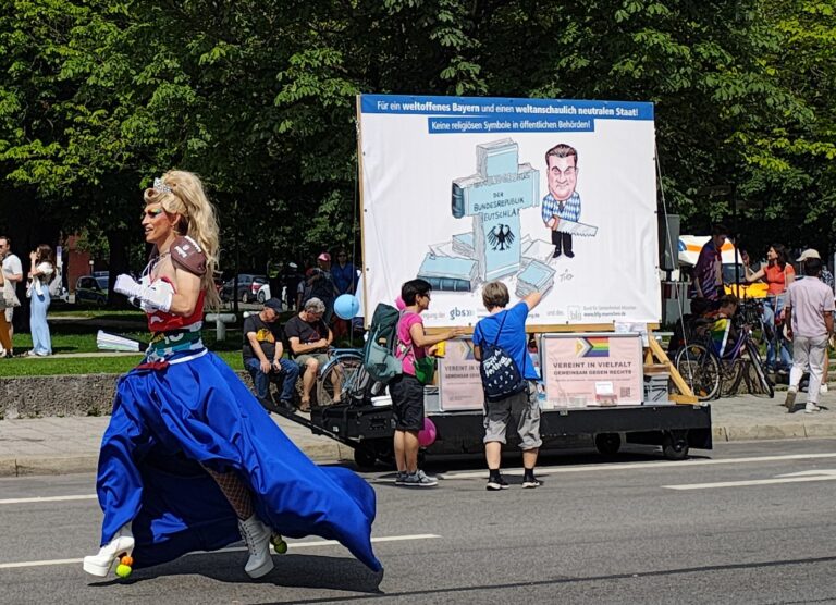 Weg mit dem Kreuzerlass! Bund für Geistesfreiheit auf der CSD ...